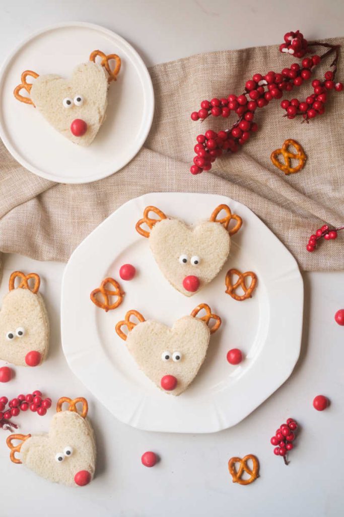 Christmas Food: Reindeer Nutella Sandwich Recipe 🦌🍫 - Mama Likes To Cook