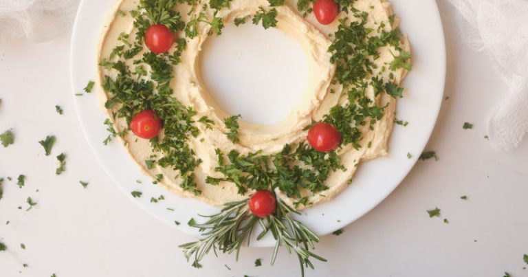 💚🎄Vegan Holiday Hummus Wreath Appetizer Recipe - Mama Likes To Cook