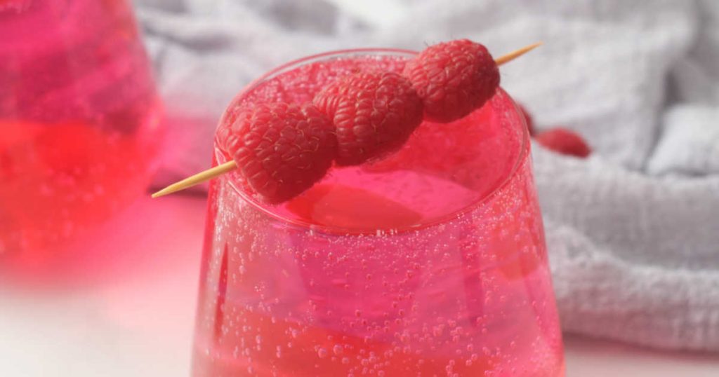️🧊 Floating Heart Valentine Drink Recipe - Mama Likes To Cook